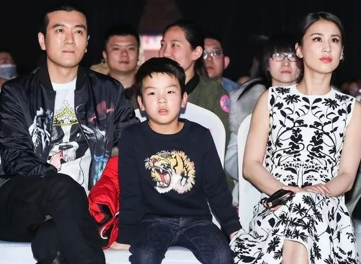 Huang Shengyi is really happy after marrying. He puts his family first ...