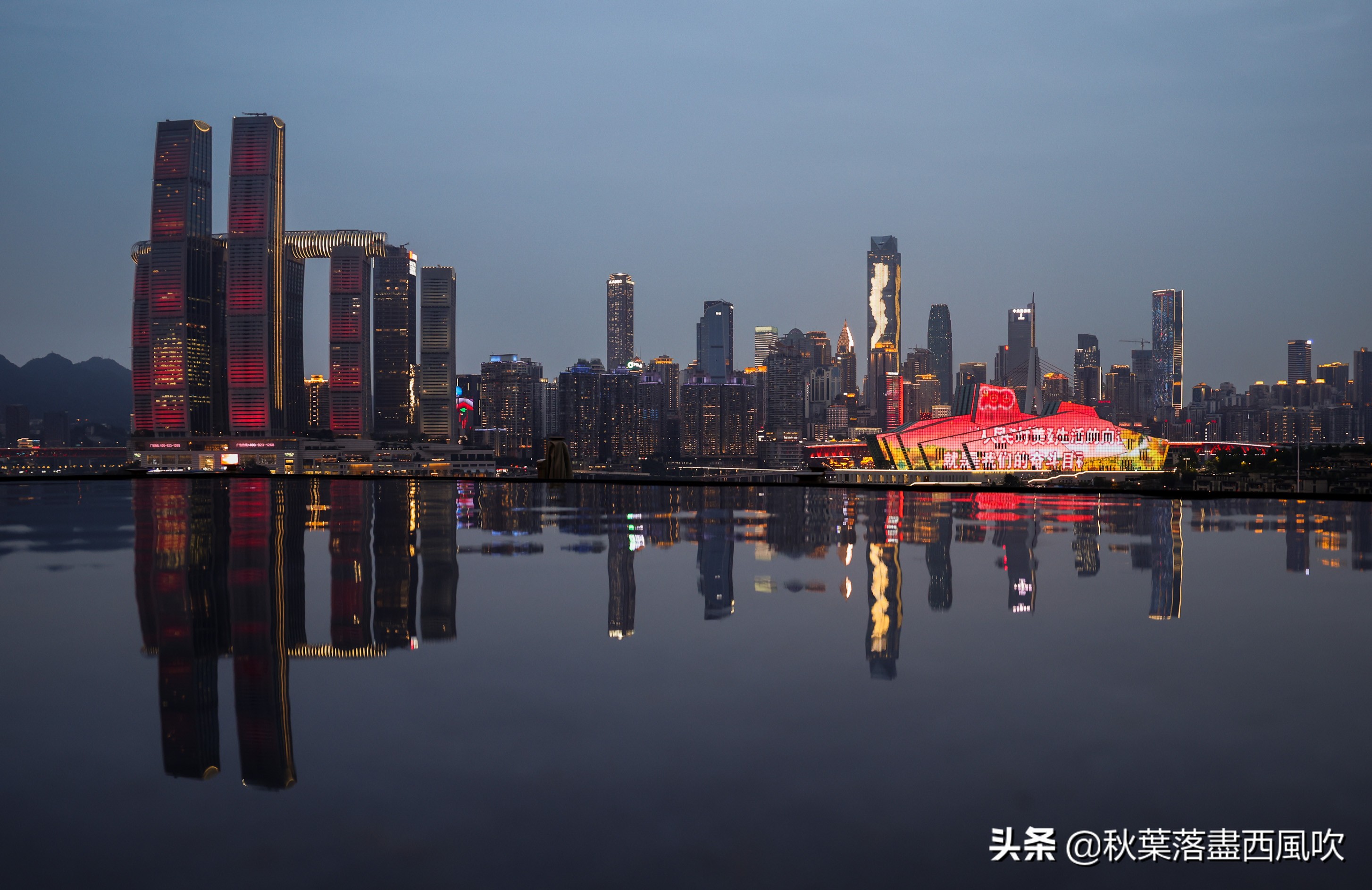 Standing on the Danzishi Old Street in Changjiahui, Chongqing, you can ...