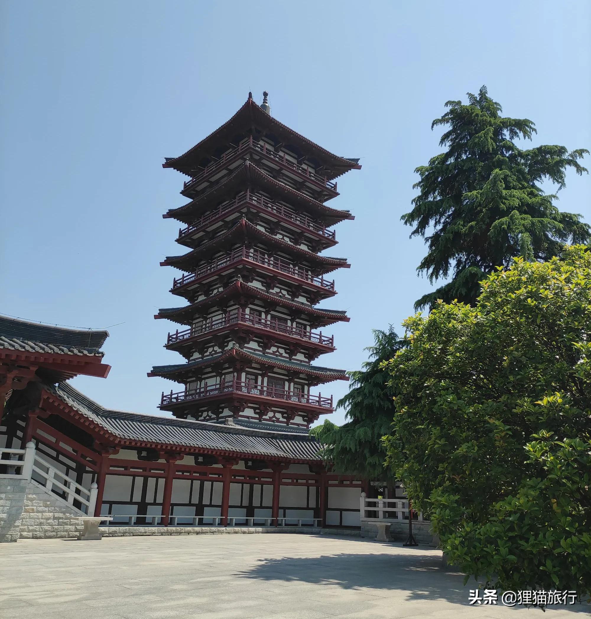 There is a Zipeng Mountain in the western suburbs of Hefei City, which ...