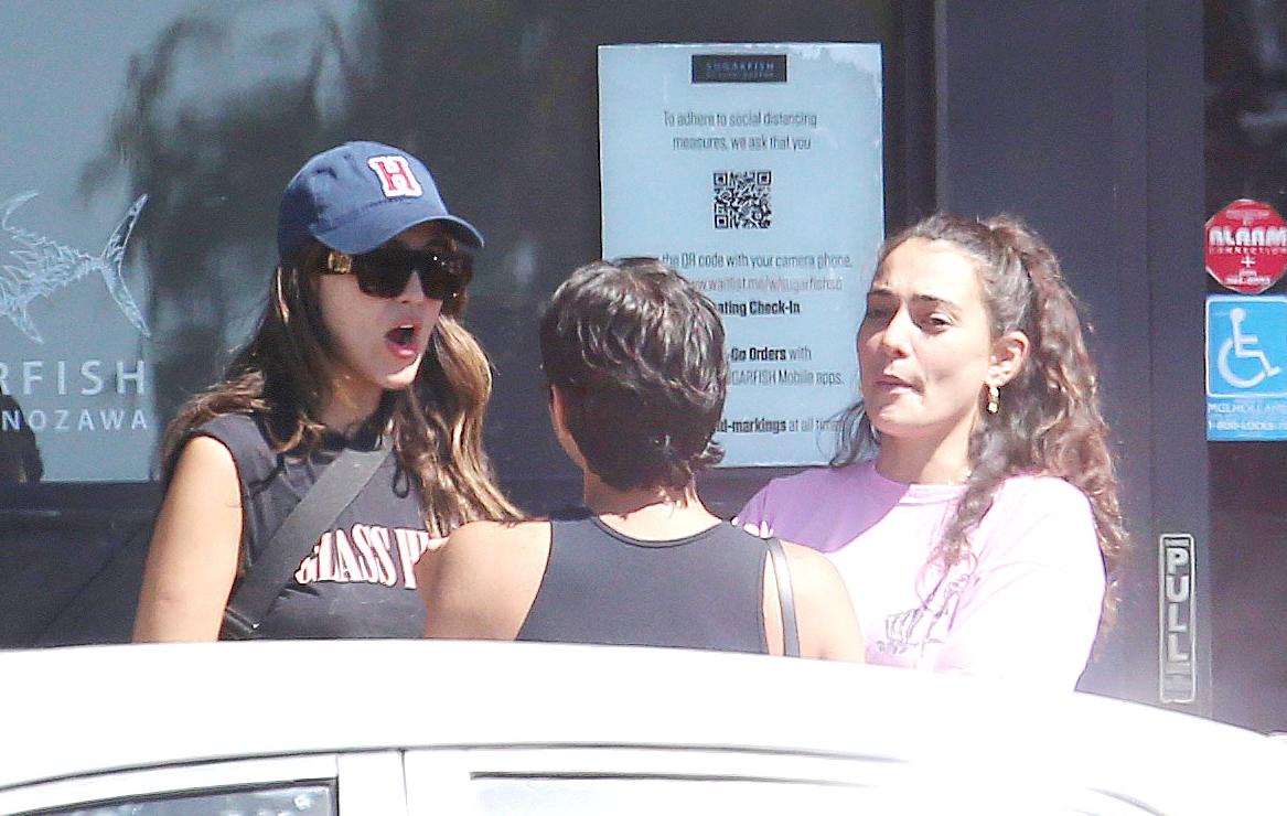 Aisha wears a black vest and goes out of the street with a hot body and temperament. She has a ...