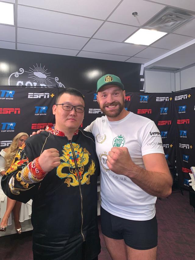 Another heavyweight champion is hanging!The undefeated boxer wants to ...