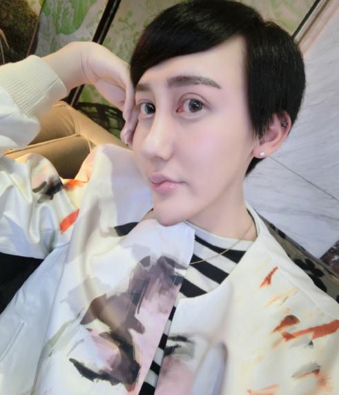 Liu Zichen took a selfie in the mirror without retouching the picture to reveal his true ...
