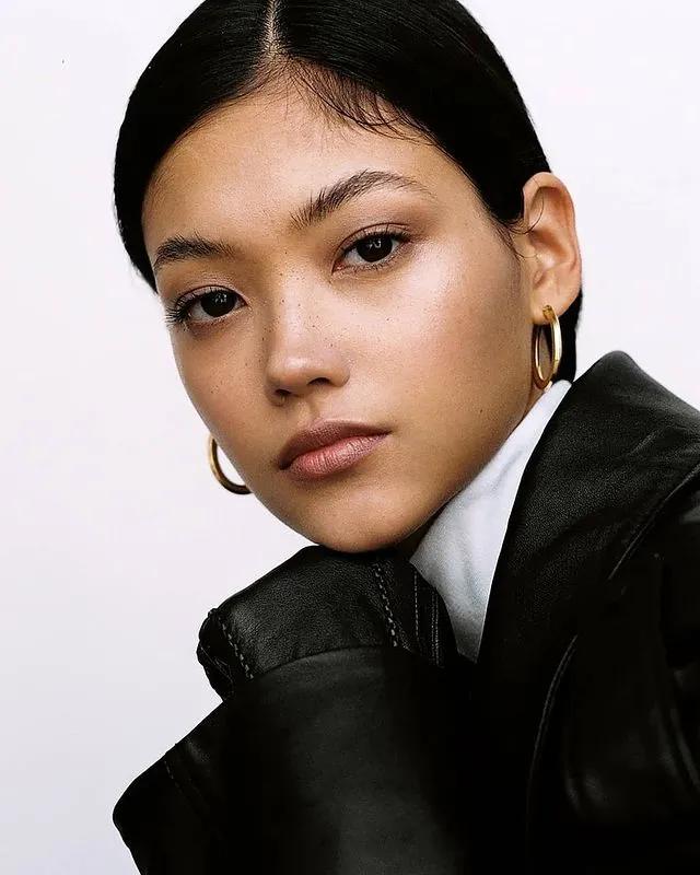 Another "ugly model" out of the circle!Looks like a cuckoo: What?Russia ...