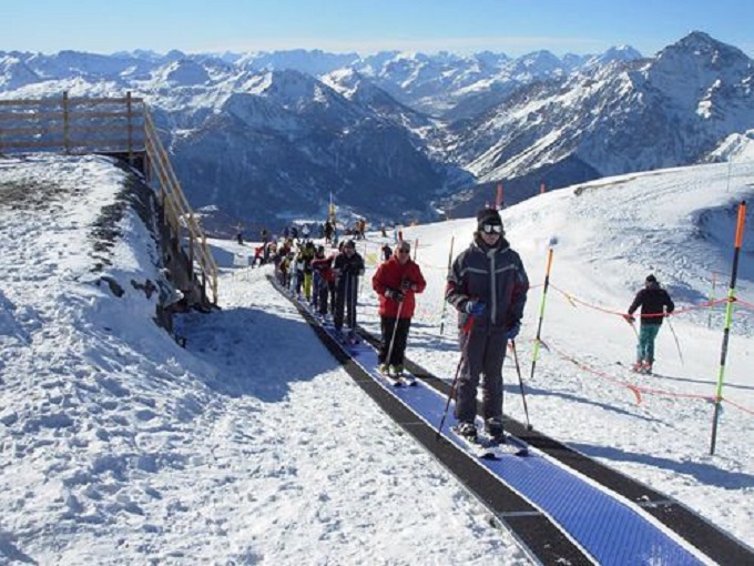 Precautions for riding a ski magic carpet - iNEWS