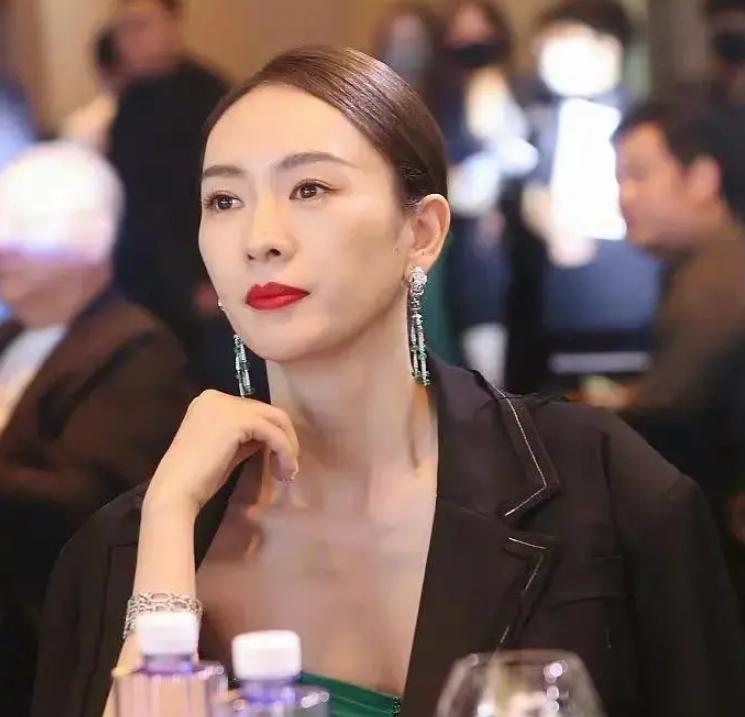 Magnolia's live picture at the nomination reception, Ren Min's face ...
