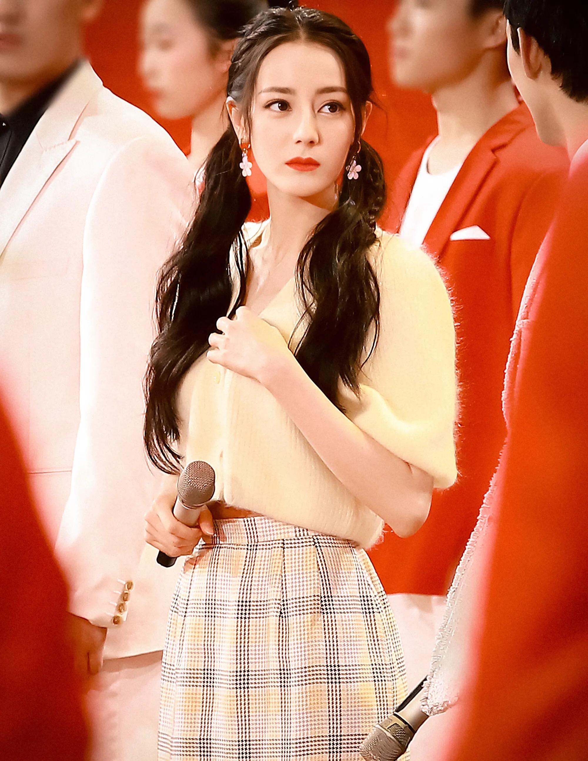 May 4th Party: Tang Yixin steals Jing Tian from his teacher, Reba Yangzi is so cute, they are ...