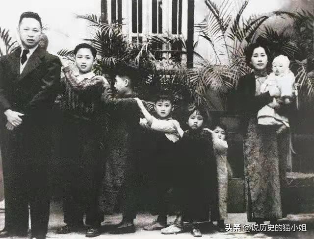 During his southern tour in 1992, Deng Gong met a chairman and ...