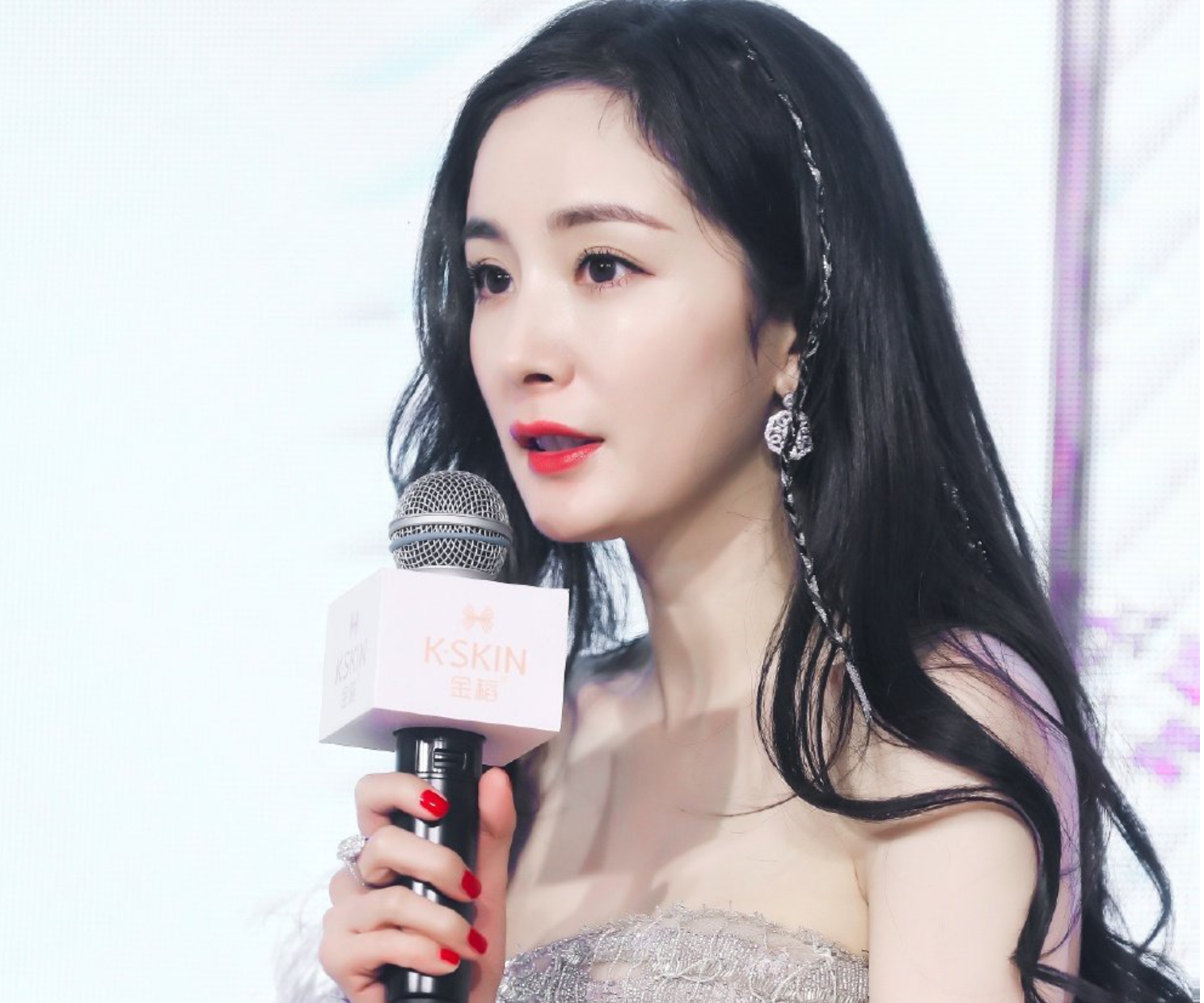 Yang Mi wore a high set to attend the event, with a hunched chest and a ...