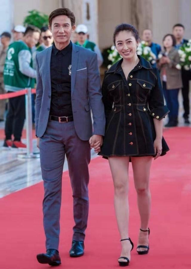 61-year-old Li Zixiong and his 23-year-old wife held hands and kissed ...