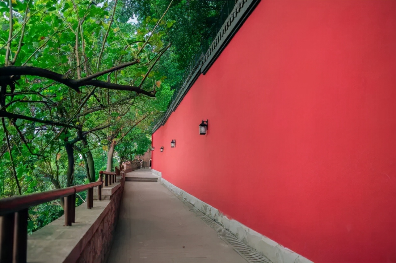 The red wall of the Fotuguan Palace Museum is out of the circle, and ...