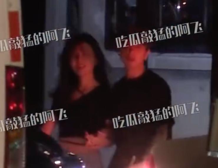 Rich and young Qin Fen's love affair exposed?Crossing the road with a ...