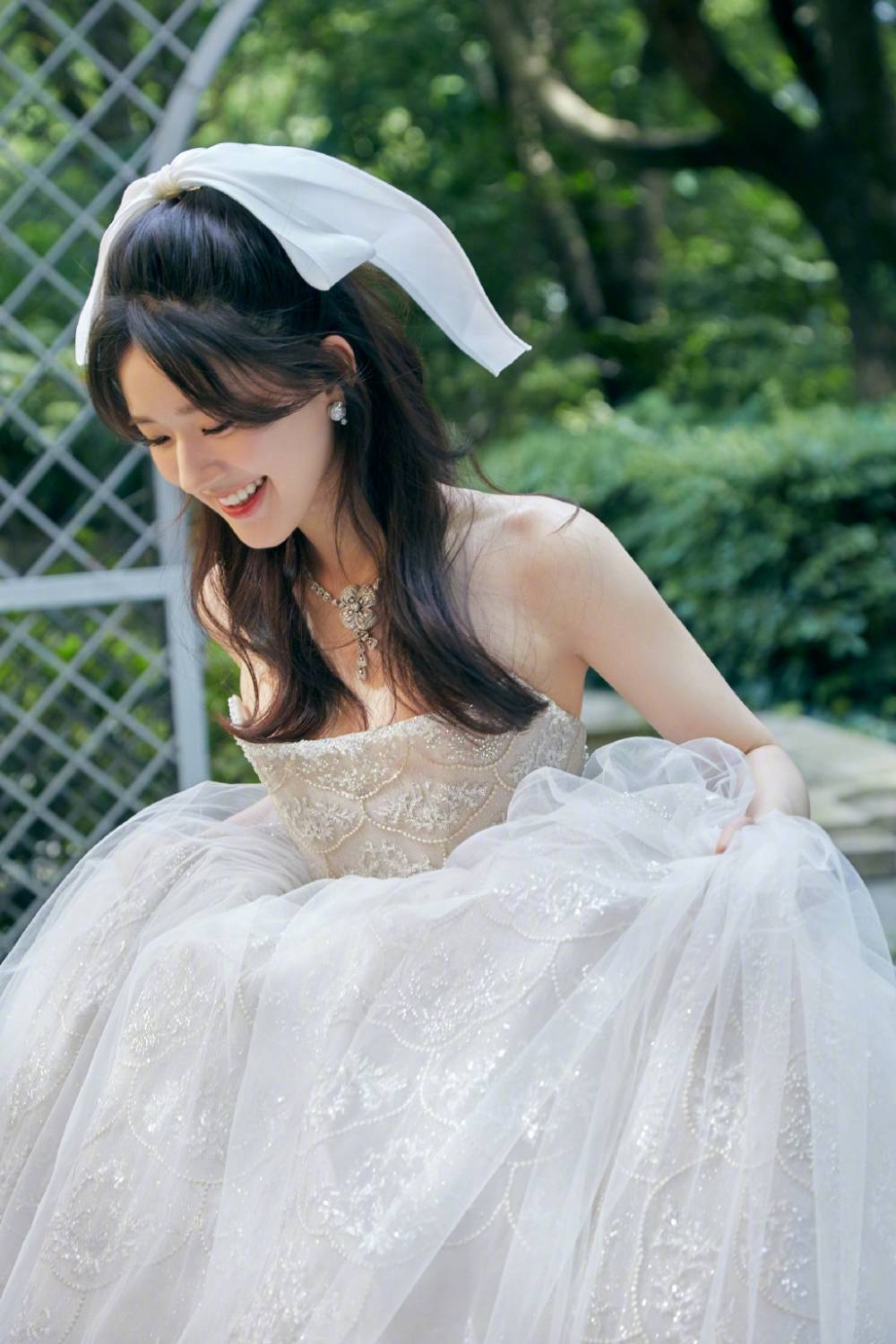 Zhao Lusi wears a tube top princess dress with an elegant temperament ...