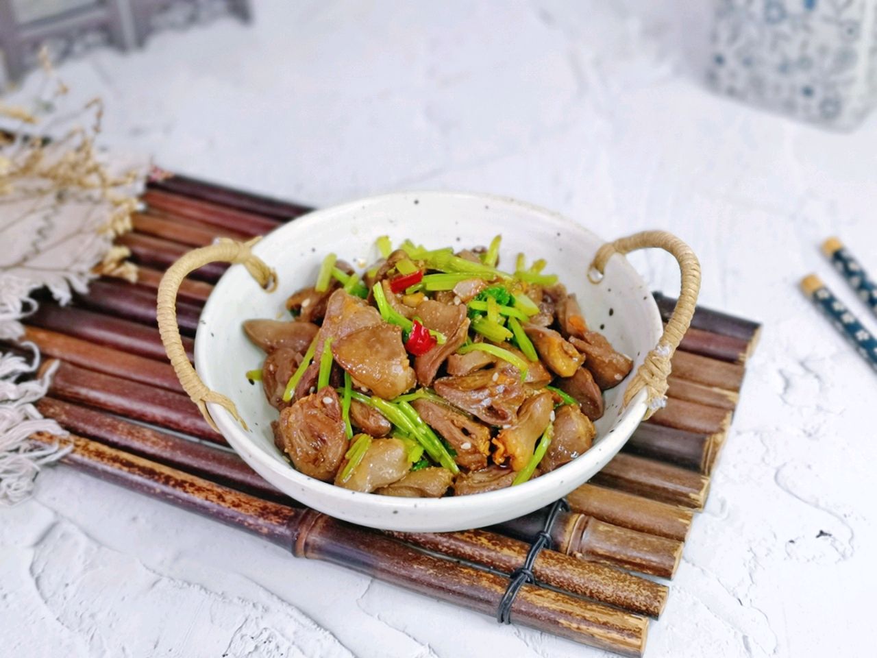 Celery is paired with duck heart, simply stir-fried, it is a delicious ...
