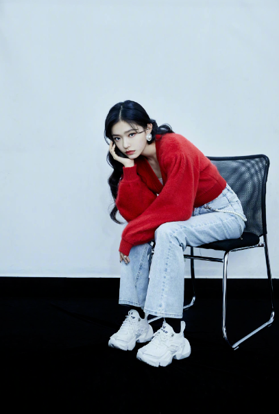 Lin Yun's look is bright, the red cardigan and jeans are full of ...