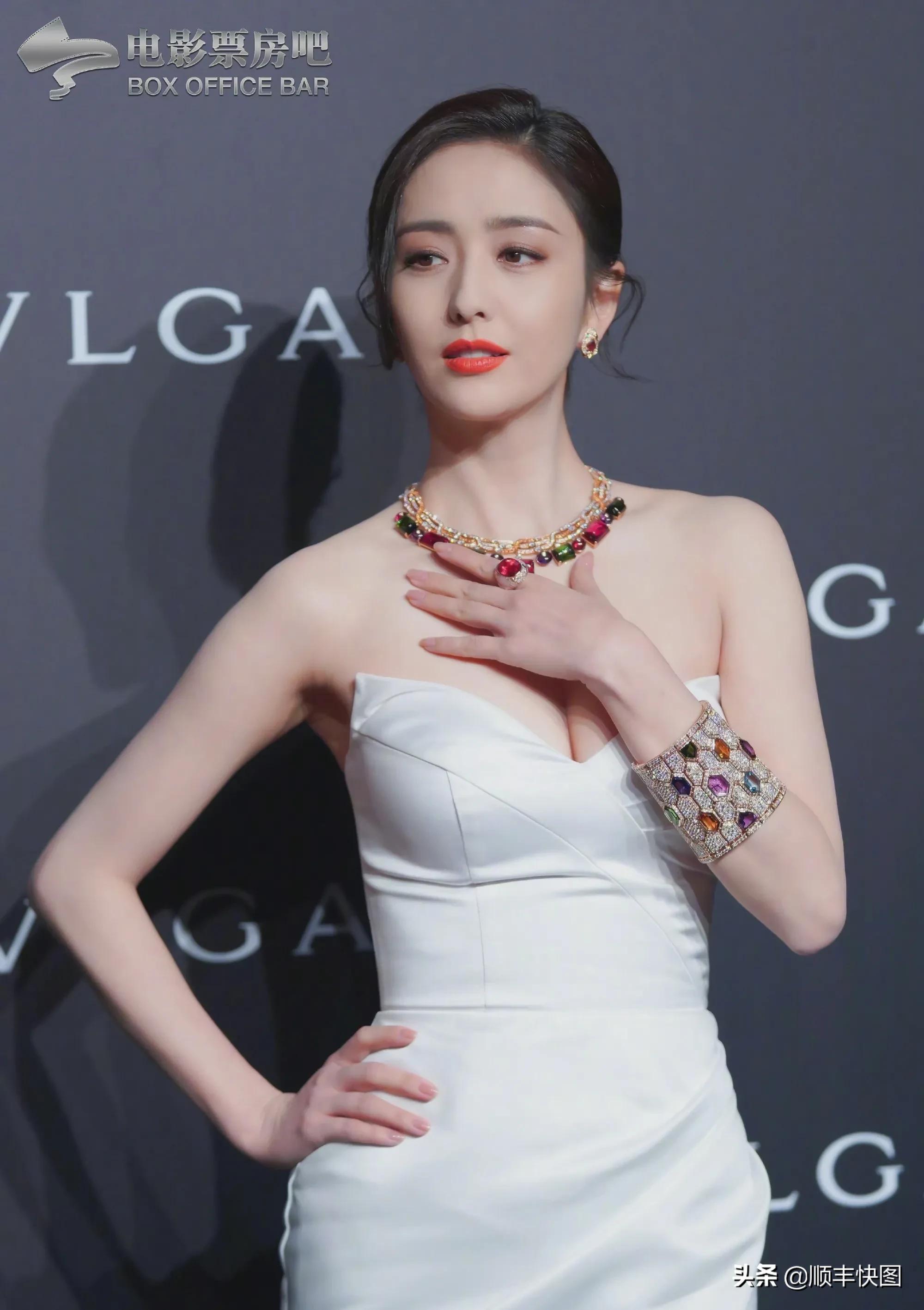 Tong Liya White Skirt Photo Album - iNEWS