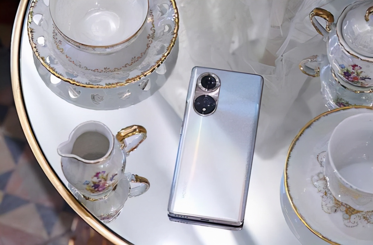 The three most recognizable phones on the back cover!It's so nice to ...