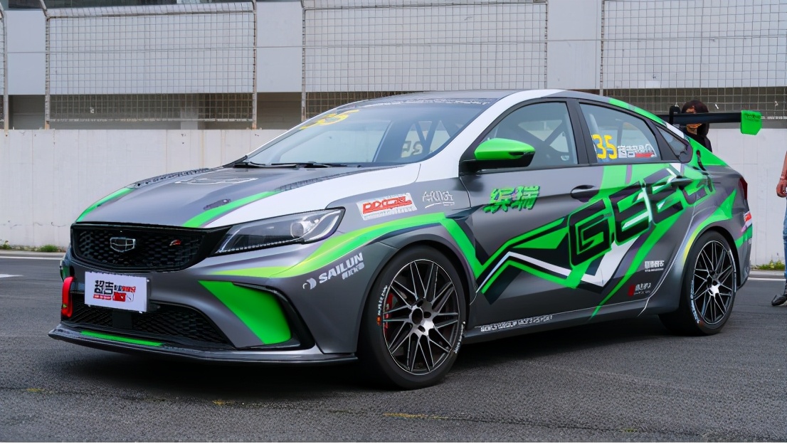 Drive the new Binrui on the track to experience the super lucky track ...