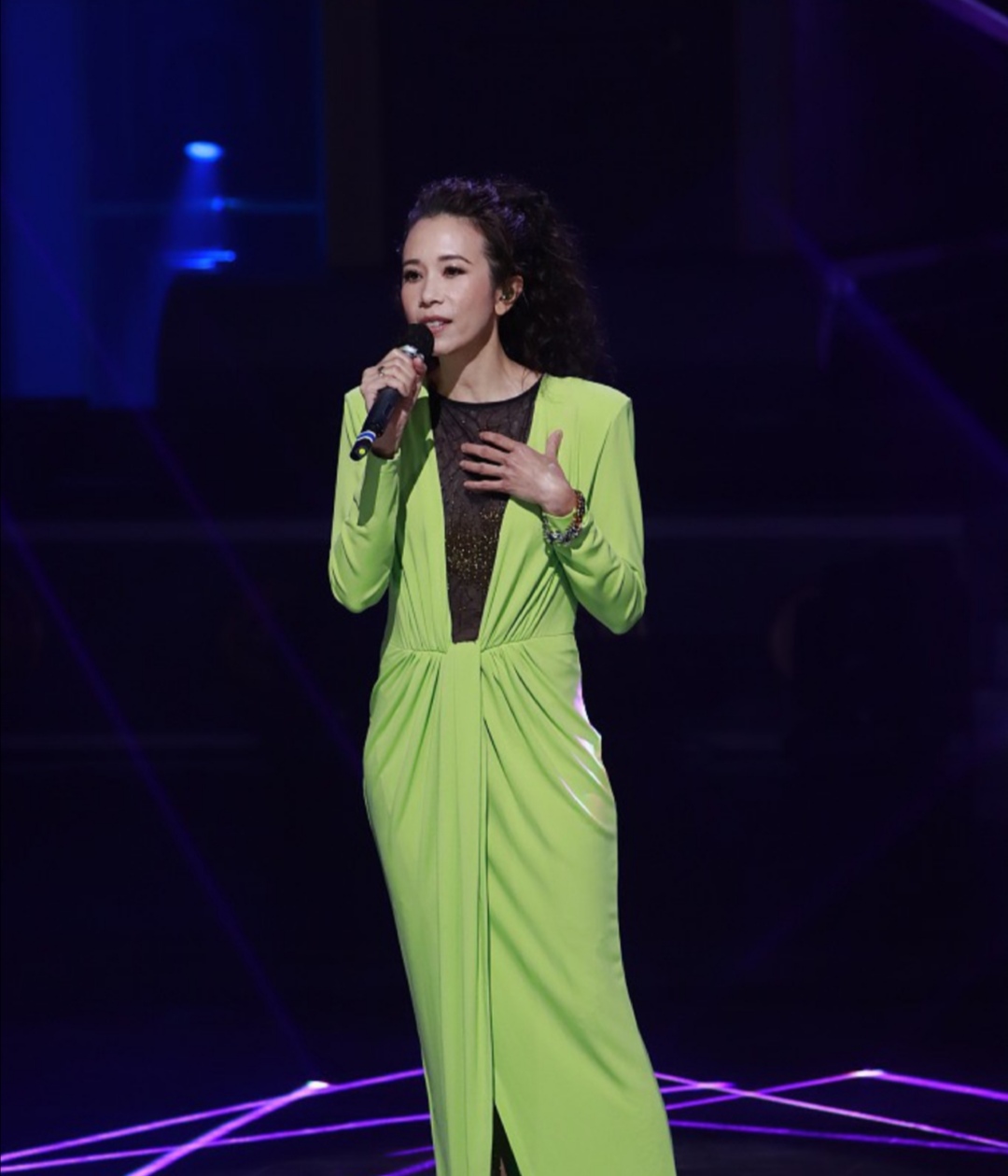 The 50-year-old Karen Mok's dress is cheap, the wrap skirt shows fair ...