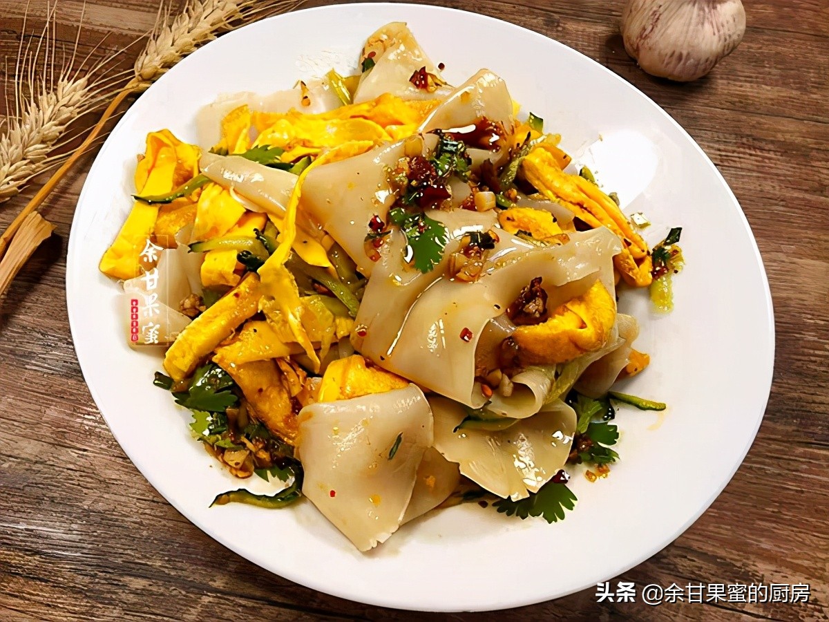 After Lixia, the Liangpi shop became lively. This noodle dish is also ...