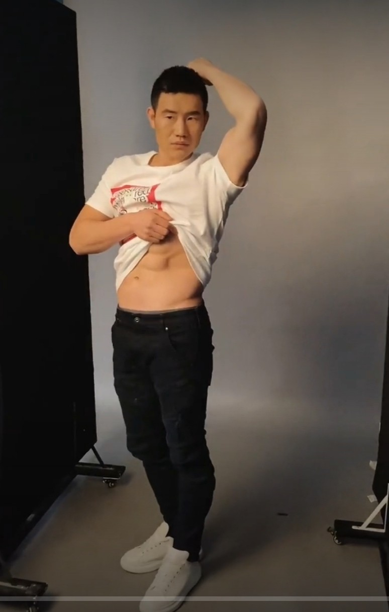 Gazi brother Xie Mengwei shows off his abdominal muscles, claims to ...