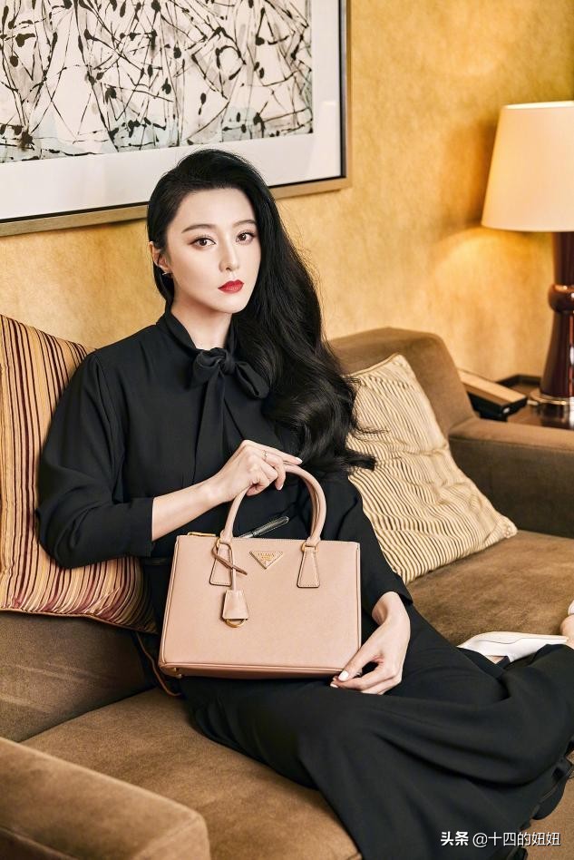 Fan Bingbing and Zhang Junning took a group photo, with close beating ...