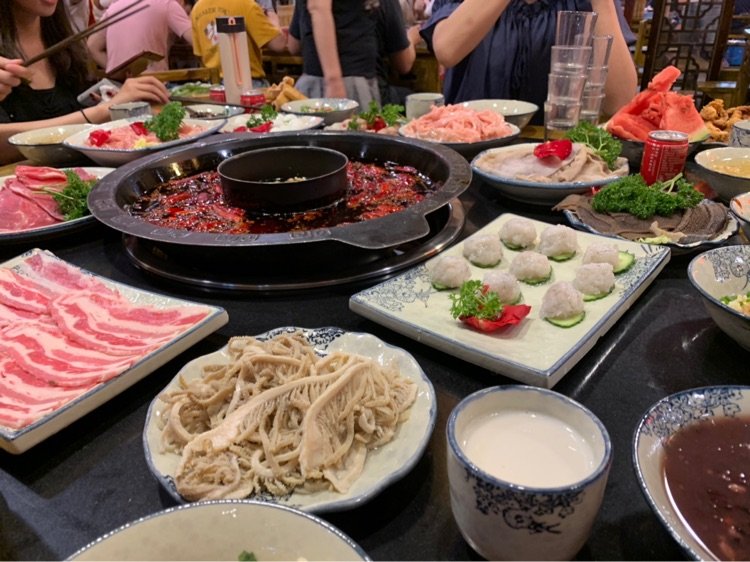 The scene is out of control!The red oil hot pot boiling and spraying ...