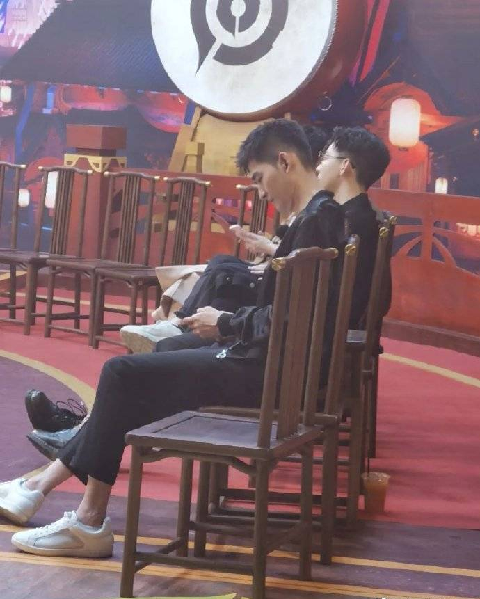 Song Zuer Hu Xia sits in a row to play games, Yang Mi wears a headband ...