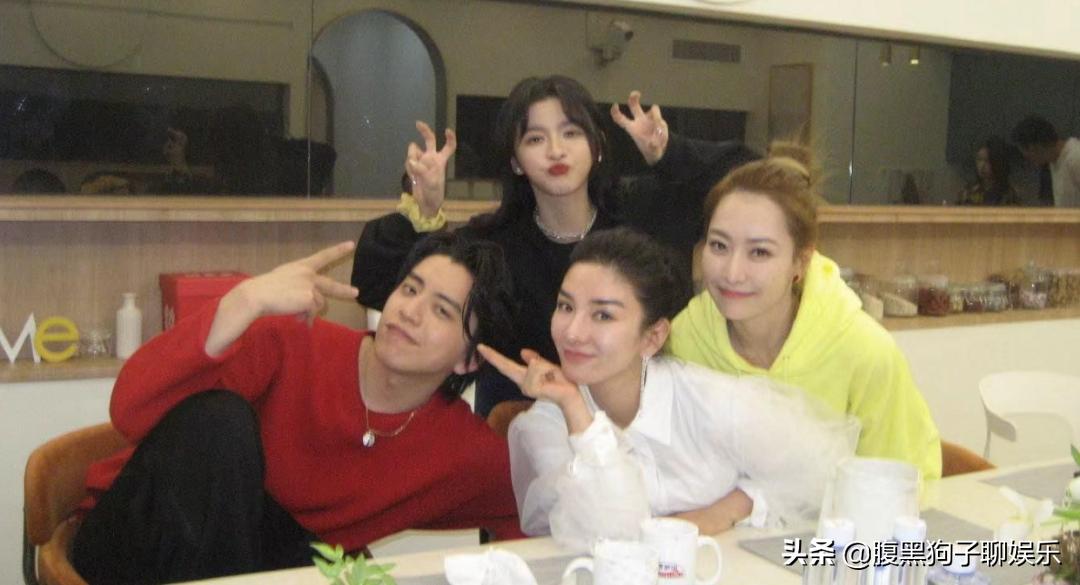 Wang Dalu Cai Zhuoyi and Ma Sichun Zhang Zhexuan were photographed for ...