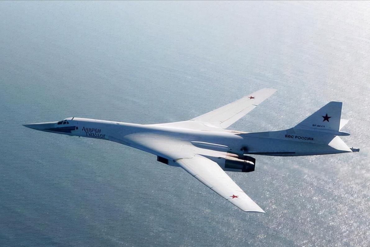 How fast is the Tu-160 bomber?It's so fast that you can't even catch up ...