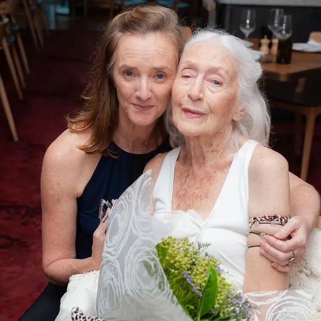 A legendary old lady, 107 years old, singing and dancing for a hundred ...