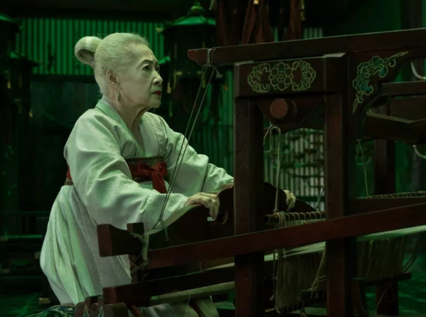 Qin Yi, 100 years old, with white hair and still beautiful ...
