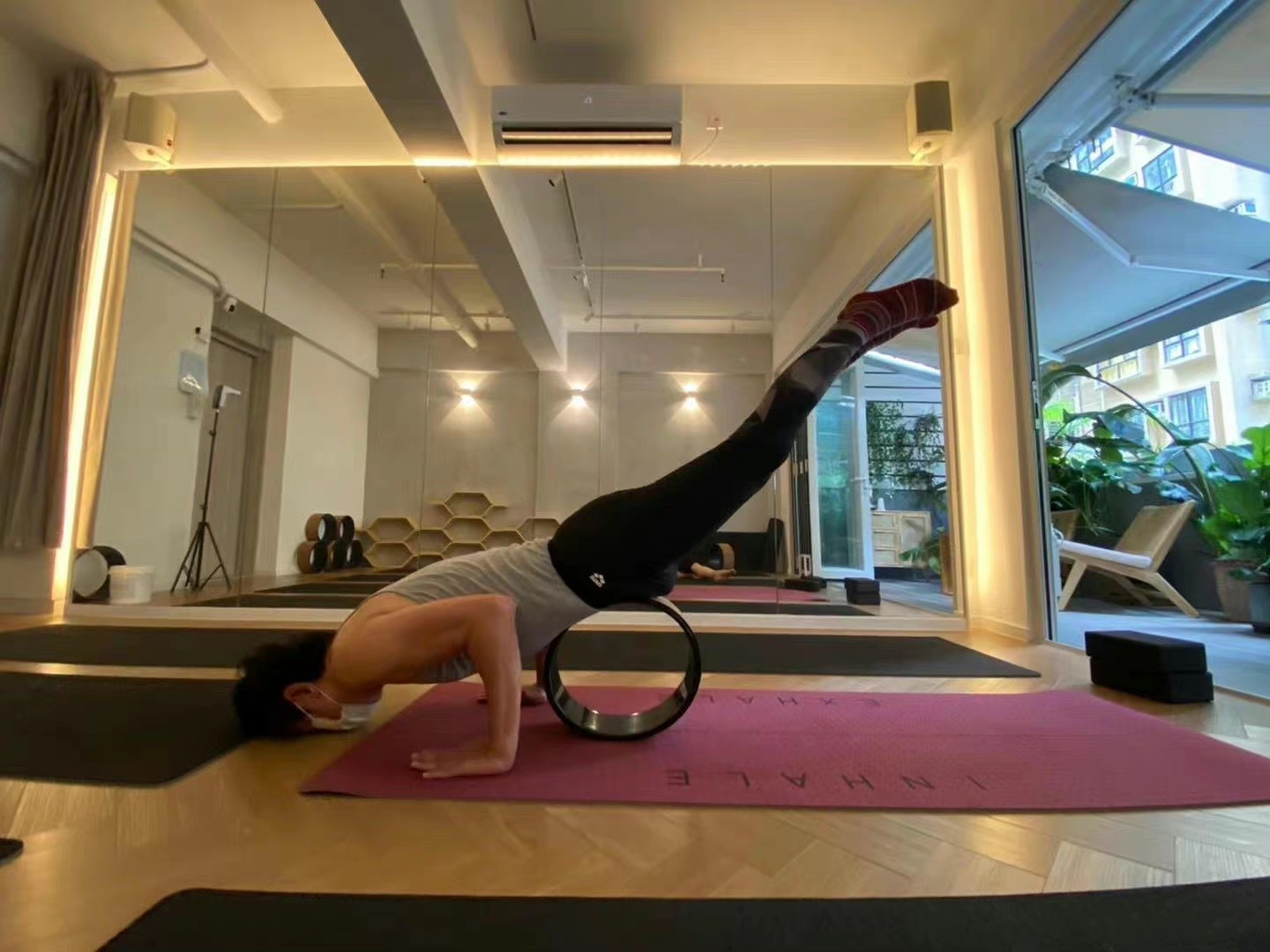 The 75-year-old Huang Baiming takes yoga photos, and his body ...