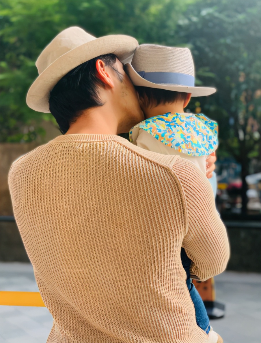 Ming Dao is so happy to hold her baby. His wife is from a girl group ...