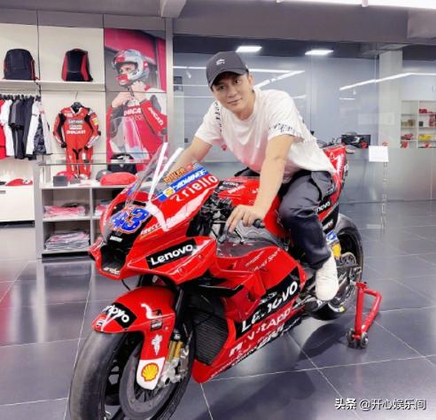 43-year-old Li Chen took a selfie and rode a small motorcycle to be ...