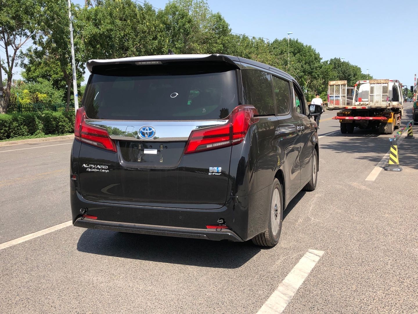 21 Toyota Alpha, what makes a "nanny car" into a mobile luxury cabin ...