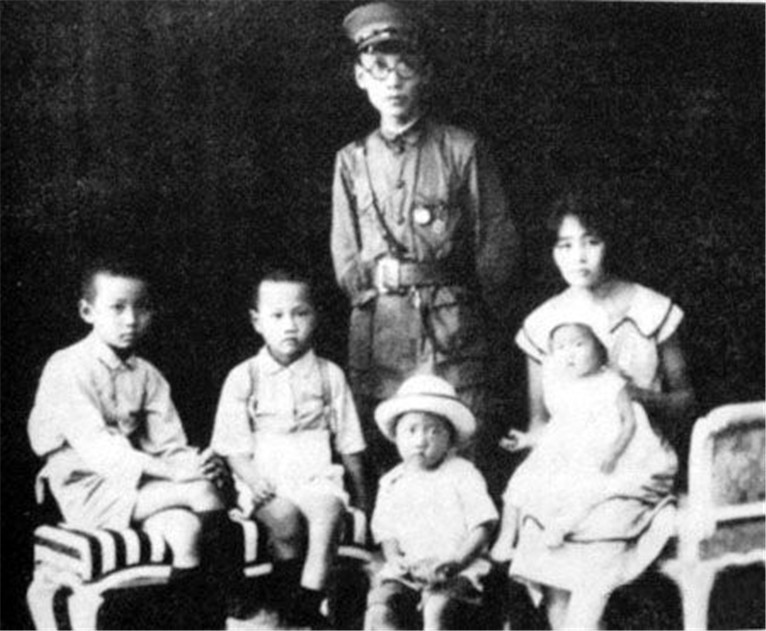 Guo Moruo: There are many talents, 11 sons in three marriages, 4 in ...