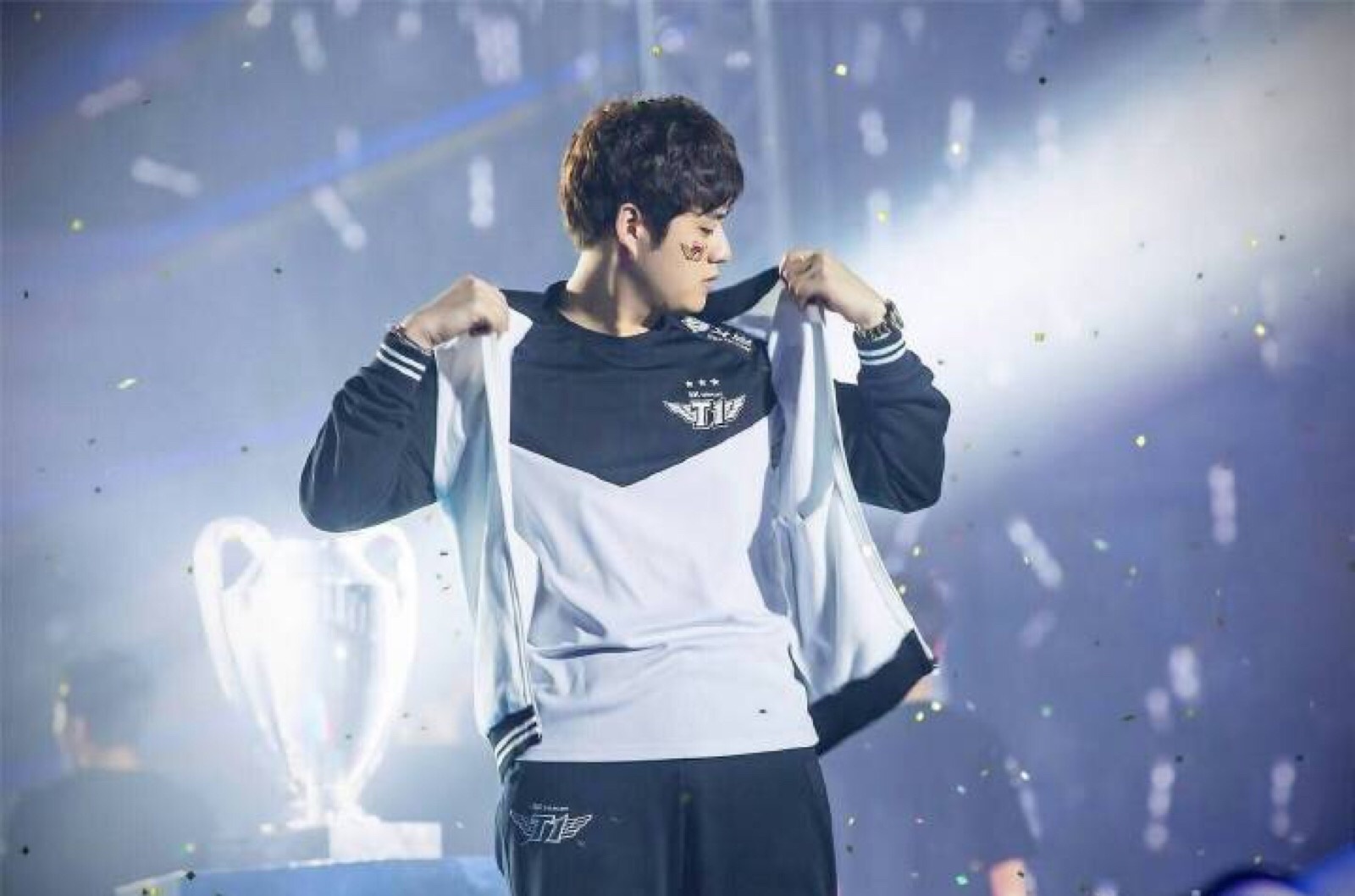 Why does Uzi surpass Faker without a crown and a bang?Don't joke about the world's number one AD ...