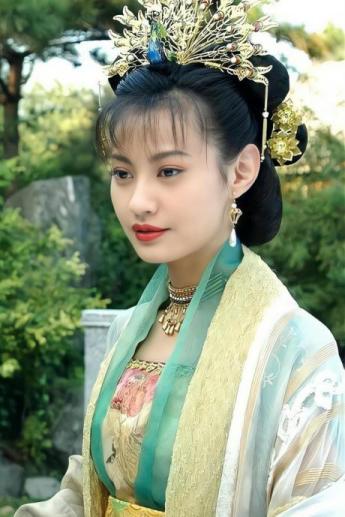 "Jiang Yuyan" reappears as a single mother. She has a graceful manner ...