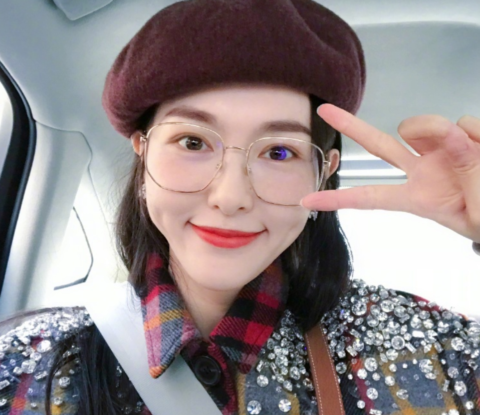 Tang Yan is in the live broadcast room, the face is exposed, the 37 ...