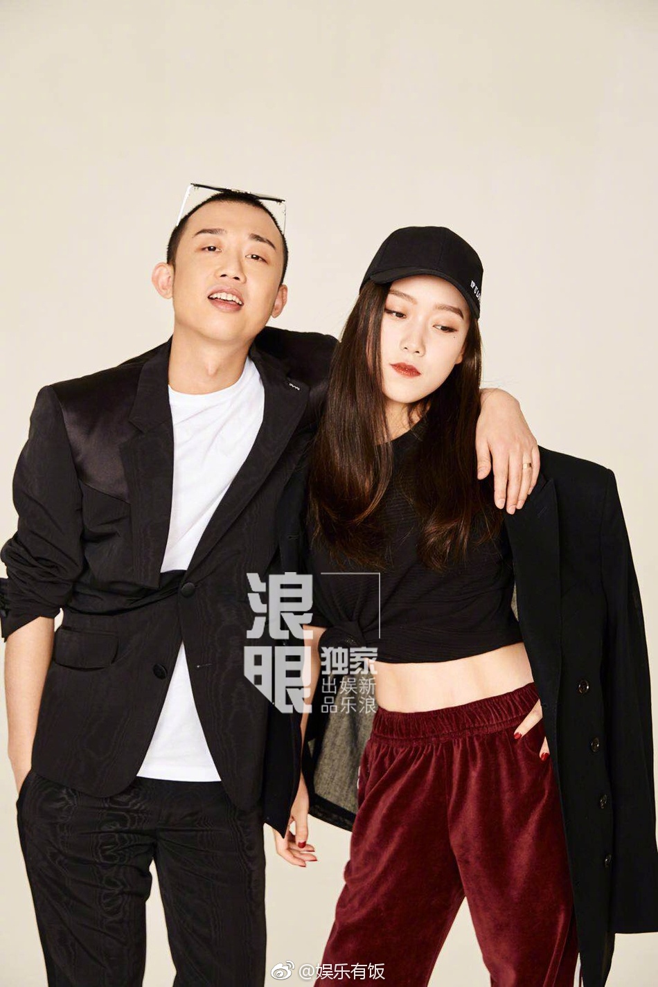 Intimate photo of Zhou Yan Gai with his wife and son - iNEWS