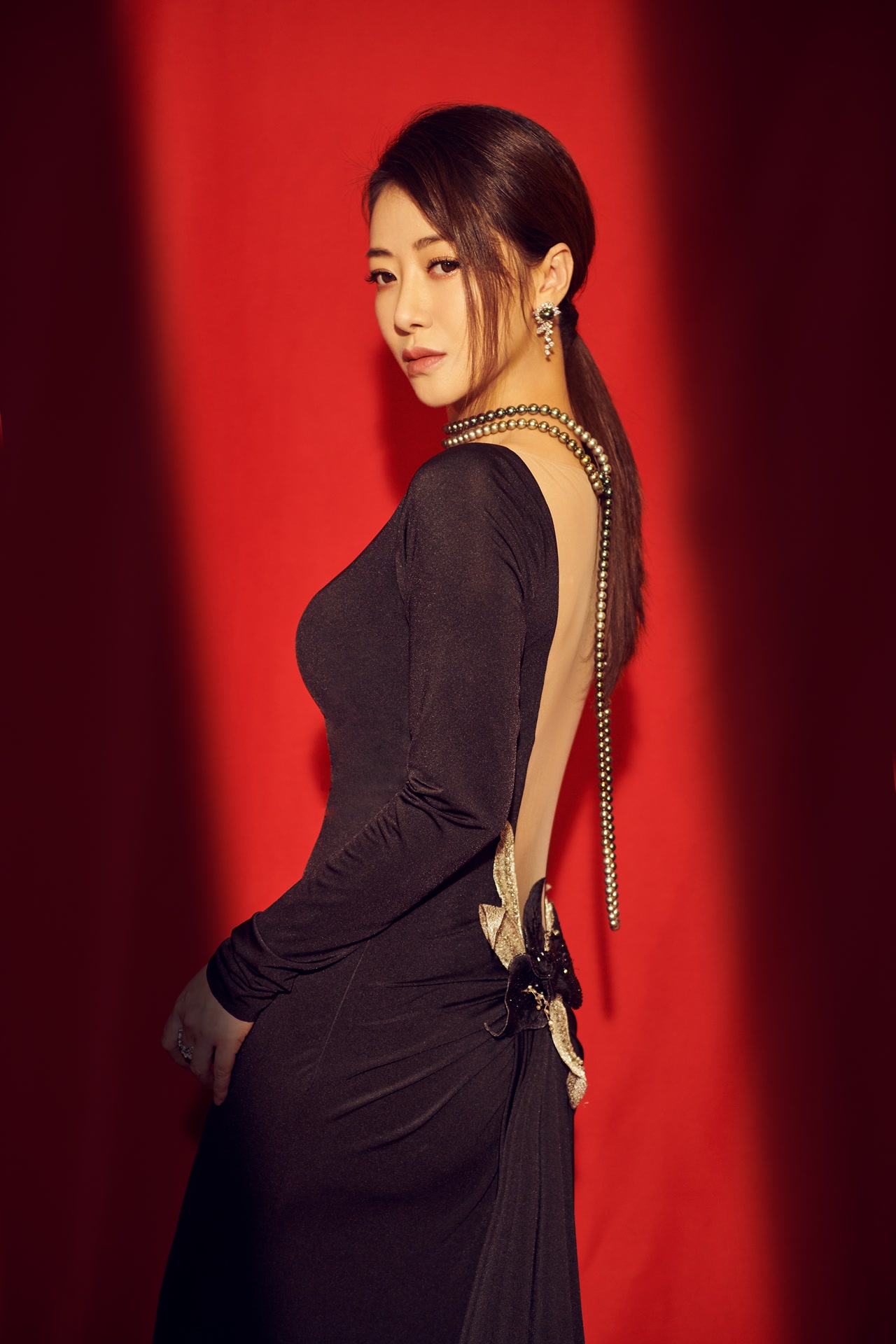 46-year-old Chen Zihan, with a beautiful face and a hot body, she is so ...