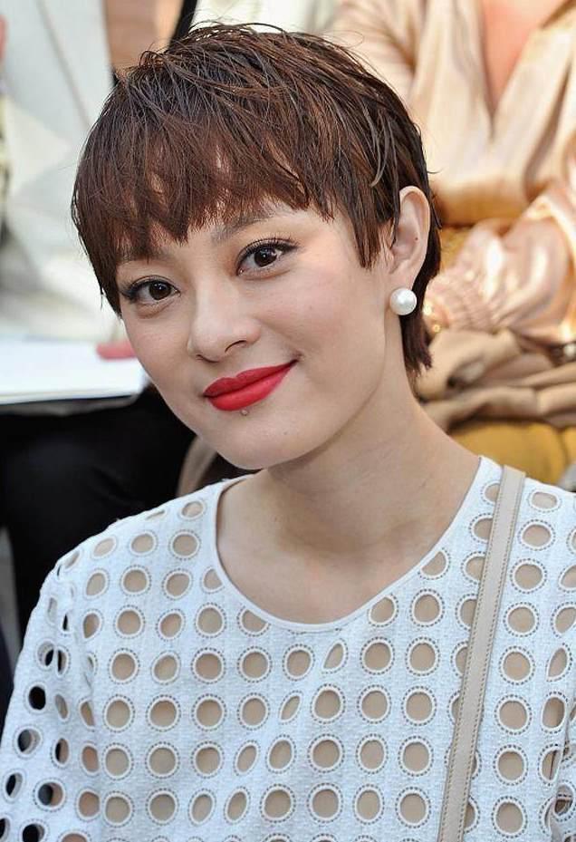 Sun Li looks pretty in the "hole dress", but he is dragged by heavy ...