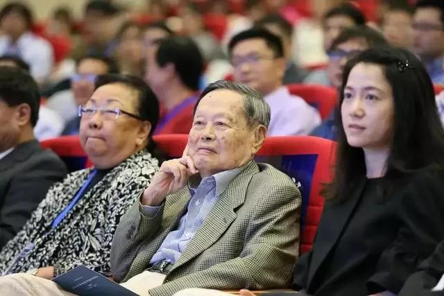 100 Year Old Yang Zhenning And 46 Year Old Weng Fan Cut Cakes Together