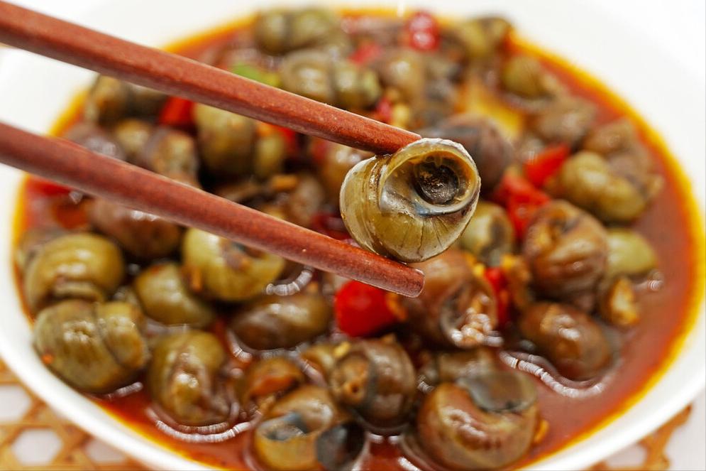 You can't just add salt to clean the snails, add 2 more, the snails ...