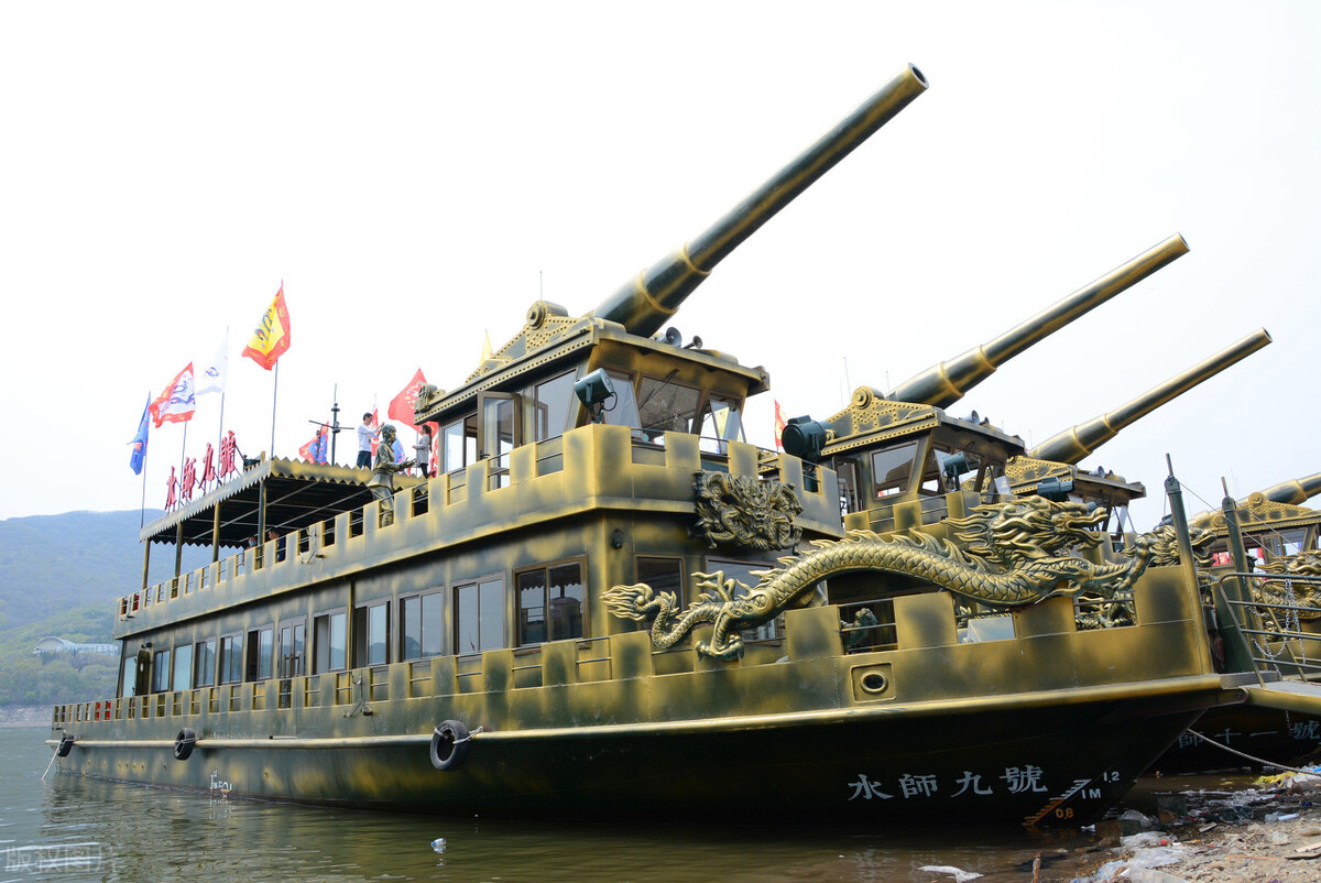 "Dragon Flag-Fluttering Fleet" is a history of the rise and fall of ...