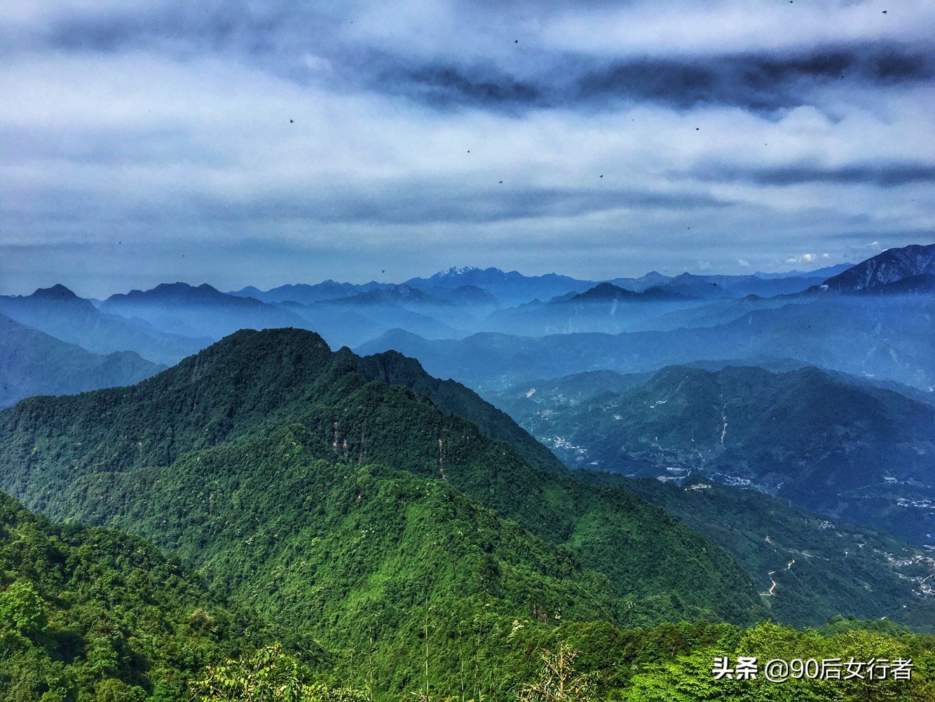 Hiking on Zhaogong Mountain in Chengdu, the scenery is magnificent on ...