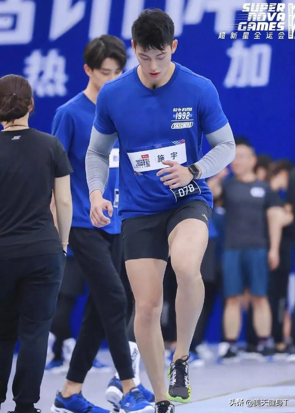 The 185cm Chinese muscular male model has a strong and angular figure ...