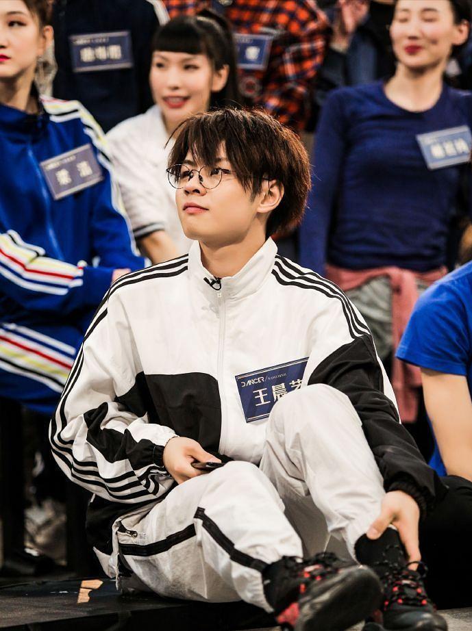I finally know why everyone is following Wang Chenyi. He has a solid foundation in dancing and ...