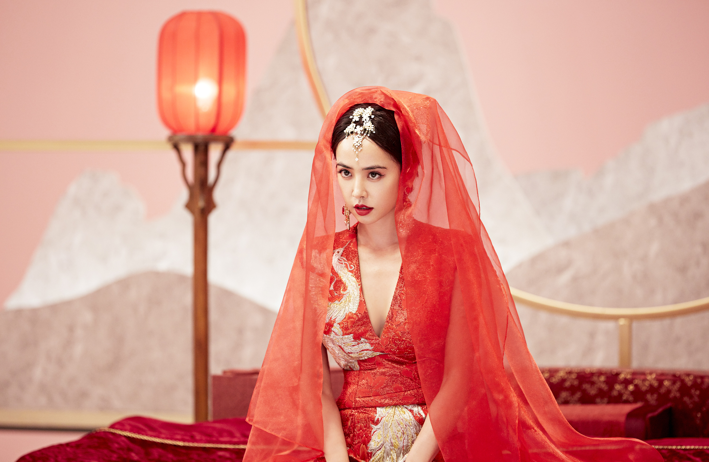 Jolin Tsai has such a material figure, high-profile legs in a split red dress, and he can't see ...