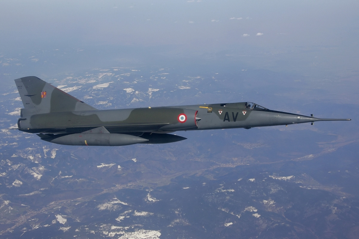 The world's smallest bomber with a take-off weight of only 33 tons and ...